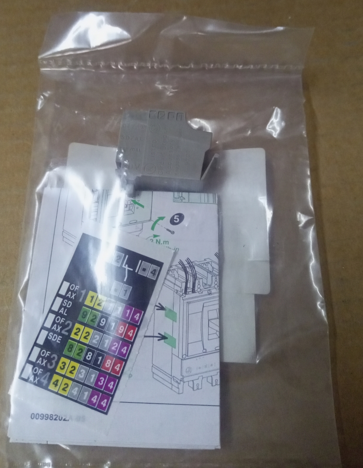 29450 Schneider standard auxiliary contact, circuit breaker status OF/SD/SDE/SDV, 1 changeover ...