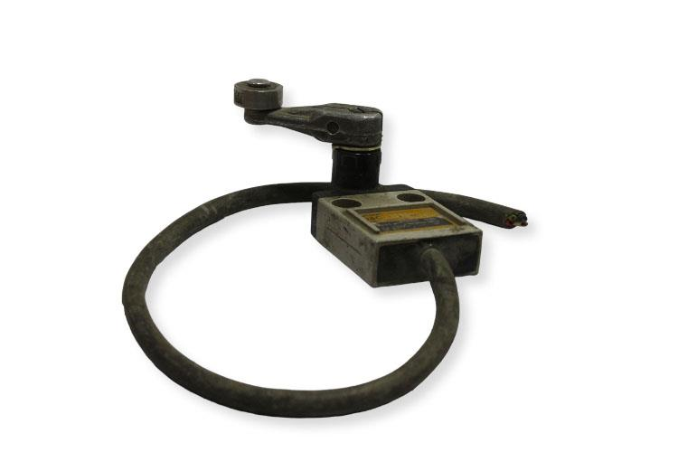 OMRON D4C-1220 LIMIT SWITCH - Panels and Parts Shopping